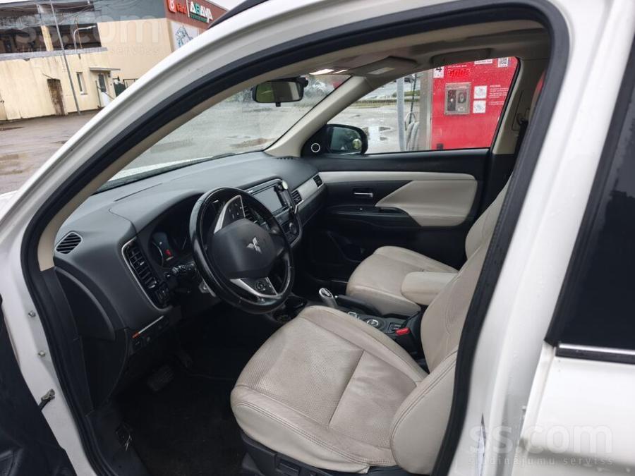 White Mitsubishi Outlander 2013 in Riga, with an engine capacity of 2.00 L and mileage of 279 thousand km for 8500 €, photo 6 on AUTOMOTO.COM.LV