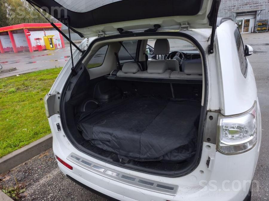 White Mitsubishi Outlander 2013 in Riga, with an engine capacity of 2.00 L and mileage of 279 thousand km for 8500 €, photo 7 on AUTOMOTO.COM.LV