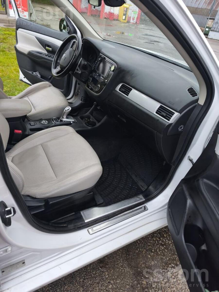 White Mitsubishi Outlander 2013 in Riga, with an engine capacity of 2.00 L and mileage of 279 thousand km for 8500 €, photo 8 on AUTOMOTO.COM.LV