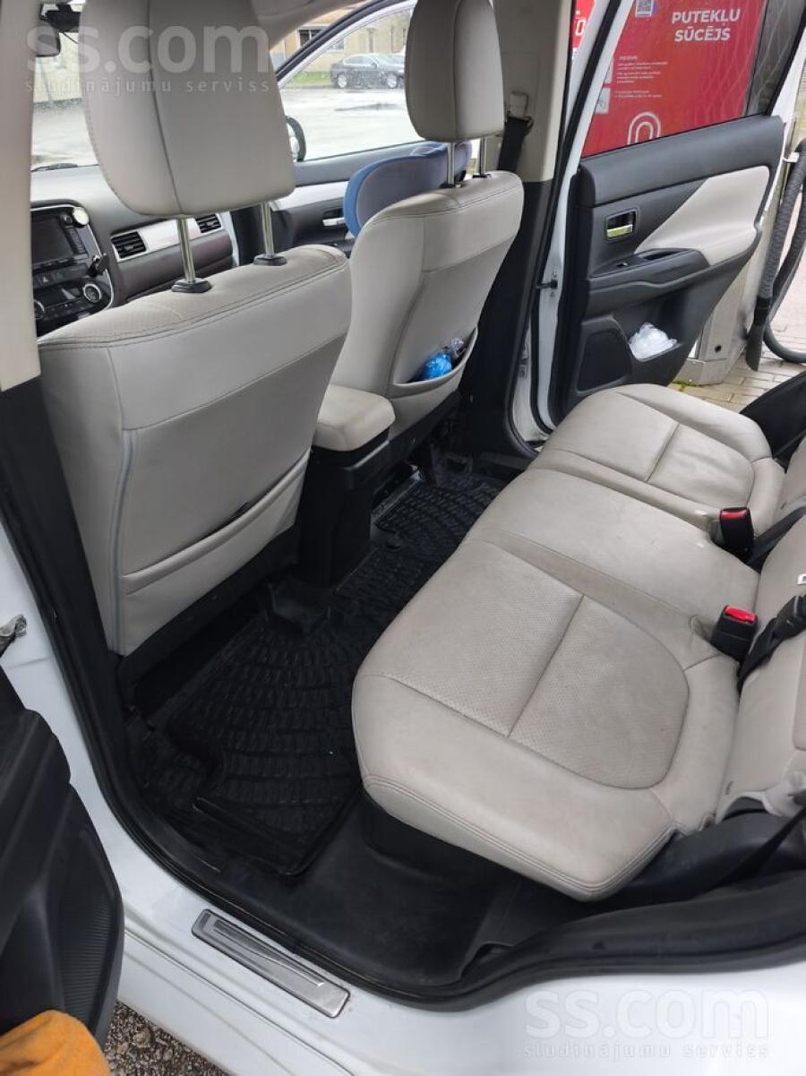 White Mitsubishi Outlander 2013 in Riga, with an engine capacity of 2.00 L and mileage of 279 thousand km for 8500 €, photo 9 on AUTOMOTO.COM.LV