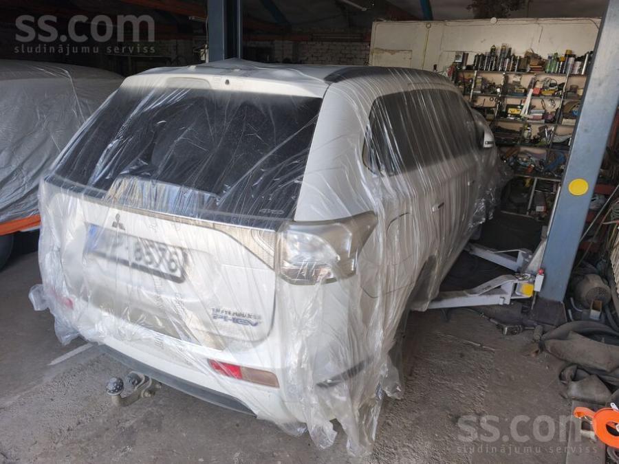 White Mitsubishi Outlander 2013 in Riga, with an engine capacity of 2.00 L and mileage of 279 thousand km for 8500 €, photo 20 on AUTOMOTO.COM.LV