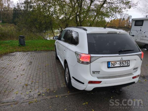 White Mitsubishi Outlander 2013 in Riga, with an engine capacity of 2.00 L and mileage of 279 thousand km for 8500 €, photo 4 on AUTOMOTO.COM.LV