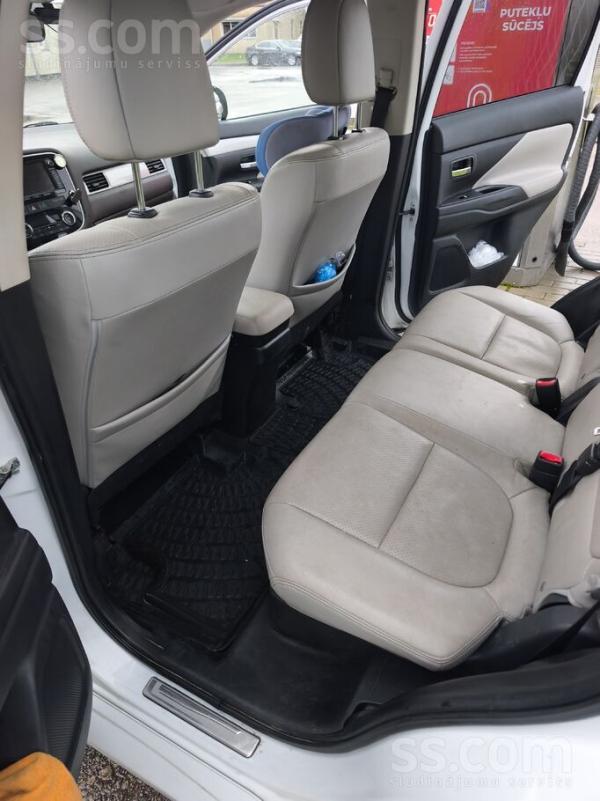 White Mitsubishi Outlander 2013 in Riga, with an engine capacity of 2.00 L and mileage of 279 thousand km for 8500 €, photo 9 on AUTOMOTO.COM.LV