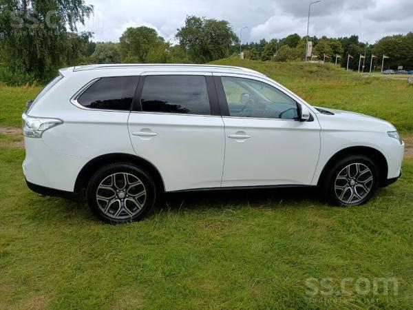 White Mitsubishi Outlander 2014 in Liepaja, with an engine capacity of 2.30 L and mileage of 199 thousand km for 9990 €, photo 7 on AUTOMOTO.COM.LV