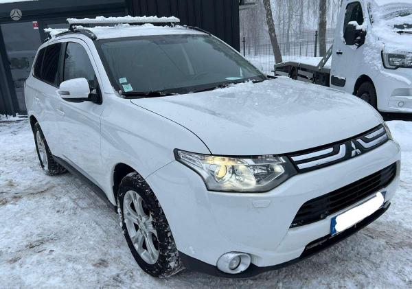 White Mitsubishi Outlander 2014 in Taurage, with an engine capacity of 0.00 L and mileage of 167 thousand km for 6990 €, photo 4 on AUTOMOTO.COM.LV