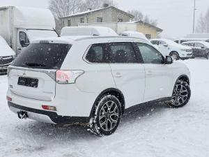 White Mitsubishi Outlander 2014 in Taurage, with an engine capacity of 2.20 L and mileage of 298 thousand km for 6700 €, photo 2 on AUTOMOTO.COM.LV