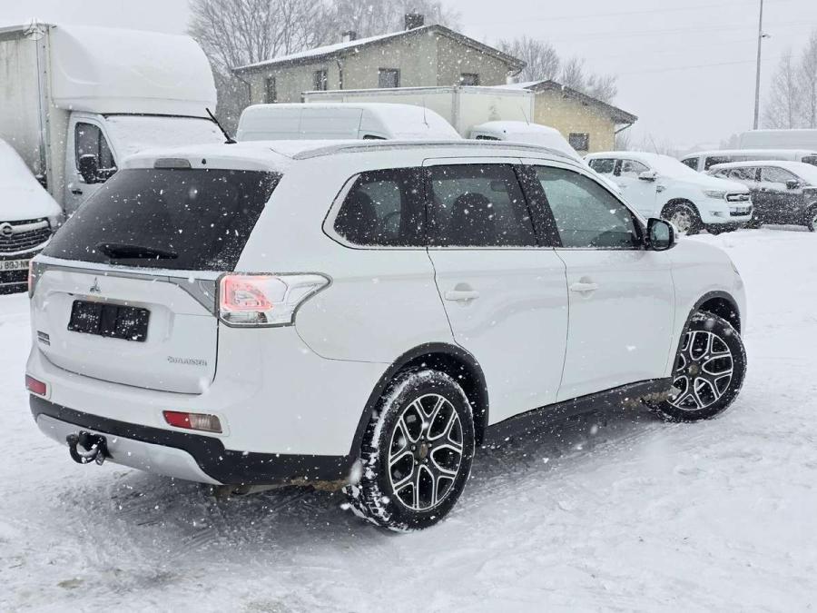 White Mitsubishi Outlander 2014 in Taurage, with an engine capacity of 2.20 L and mileage of 298 thousand km for 6700 €, photo 2 on AUTOMOTO.COM.LV