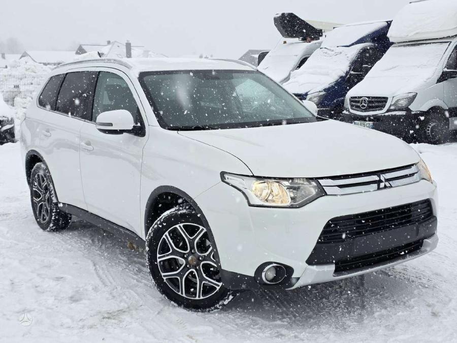 White Mitsubishi Outlander 2014 in Taurage, with an engine capacity of 2.20 L and mileage of 298 thousand km for 6700 €, photo 3 on AUTOMOTO.COM.LV