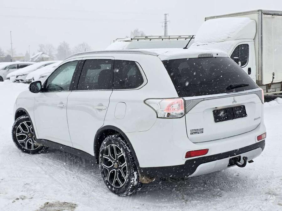 White Mitsubishi Outlander 2014 in Taurage, with an engine capacity of 2.20 L and mileage of 298 thousand km for 6700 €, photo 4 on AUTOMOTO.COM.LV