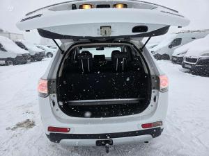 White Mitsubishi Outlander 2014 in Taurage, with an engine capacity of 2.20 L and mileage of 298 thousand km for 6700 €, photo 12 on AUTOMOTO.COM.LV