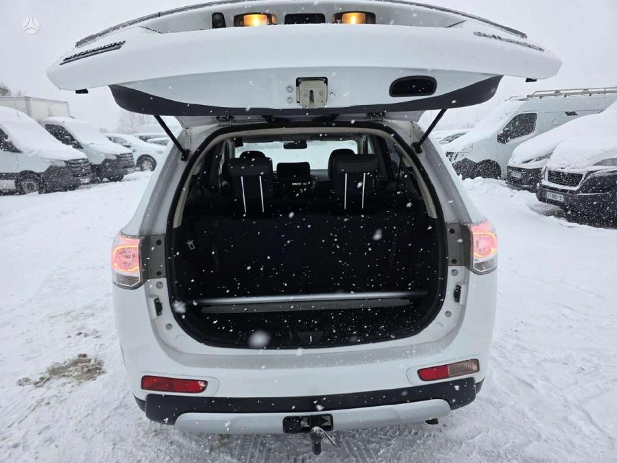 White Mitsubishi Outlander 2014 in Taurage, with an engine capacity of 2.20 L and mileage of 298 thousand km for 6700 €, photo 12 on AUTOMOTO.COM.LV