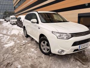 White Mitsubishi Outlander 2014 in Vilnius, with an engine capacity of 2.00 L and mileage of 360 thousand km for 7200 €, photo  on AUTOMOTO.COM.LV