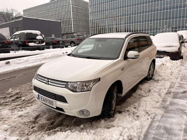 White Mitsubishi Outlander 2014 in Vilnius, with an engine capacity of 2.00 L and mileage of 360 thousand km for 7200 €, photo 2 on AUTOMOTO.COM.LV