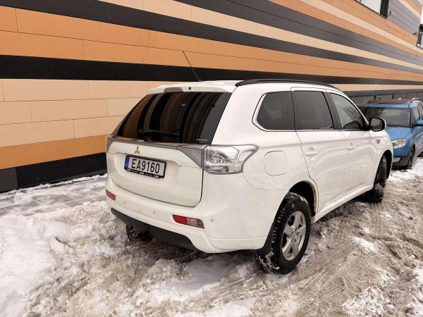 White Mitsubishi Outlander 2014 in Vilnius, with an engine capacity of 2.00 L and mileage of 360 thousand km for 7200 €, photo 3 on AUTOMOTO.COM.LV