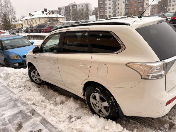 White Mitsubishi Outlander 2014 in Vilnius, with an engine capacity of 2.00 L and mileage of 360 thousand km for 7200 €, photo 4 on AUTOMOTO.COM.LV