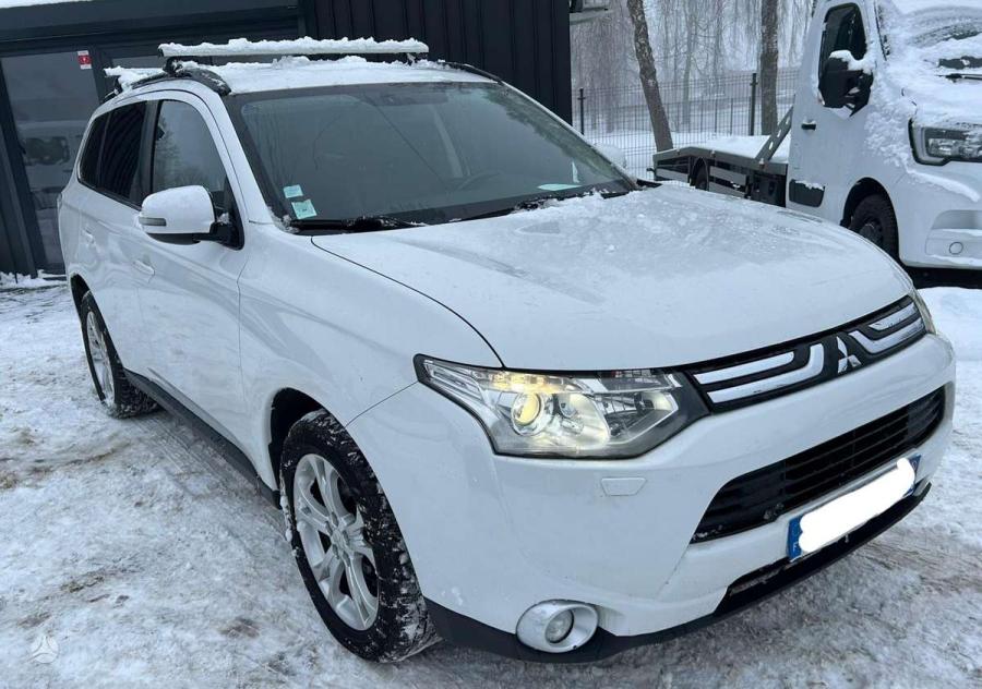 White Mitsubishi Outlander 2014 in Taurage, with an engine capacity of 2.30 L and mileage of 167 thousand km for 6900 €, photo 1 on AUTOMOTO.COM.LV