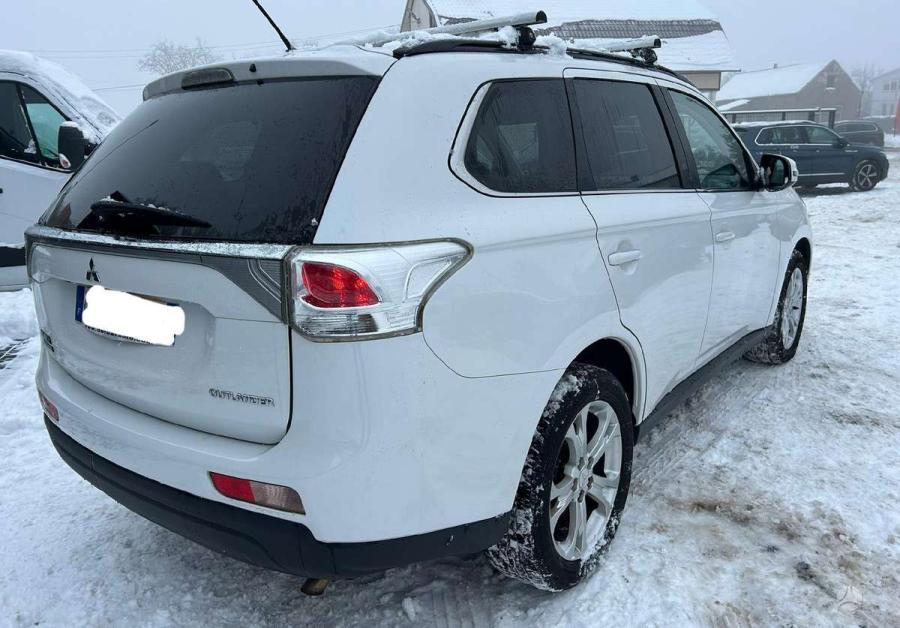 White Mitsubishi Outlander 2014 in Taurage, with an engine capacity of 2.30 L and mileage of 167 thousand km for 6900 €, photo 2 on AUTOMOTO.COM.LV