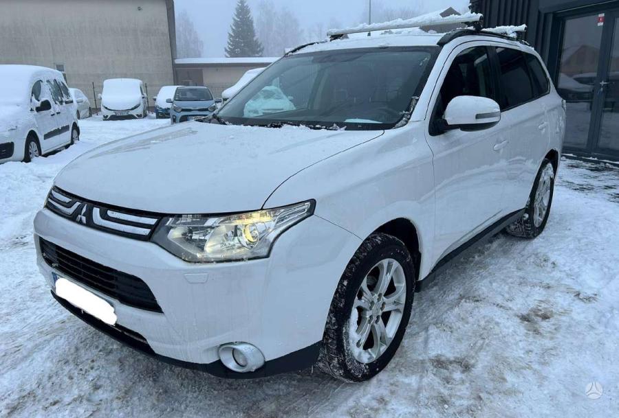 White Mitsubishi Outlander 2014 in Taurage, with an engine capacity of 2.30 L and mileage of 167 thousand km for 6900 €, photo 3 on AUTOMOTO.COM.LV