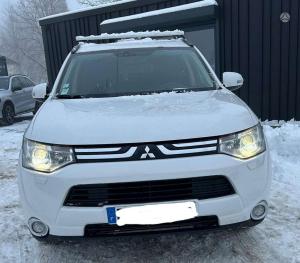 White Mitsubishi Outlander 2014 in Taurage, with an engine capacity of 2.30 L and mileage of 167 thousand km for 6900 €, photo 4 on AUTOMOTO.COM.LV