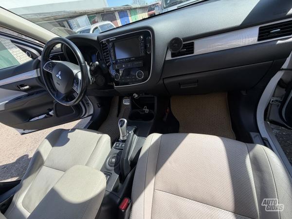 Balts Mitsubishi Outlander 2014 Klaipėda, ar dzinēja tilpumu 2.00 L un nobraukumu 238 tūkst. km par 9600 €, foto 9 vietnē AUTOMOTO.COM.LV