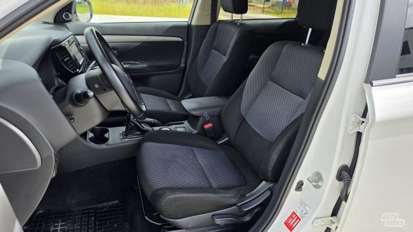 White Mitsubishi Outlander 2014 in Vilnius, with an engine capacity of 2.20 L and mileage of 225 thousand km for 6650 €, photo 3 on AUTOMOTO.COM.LV