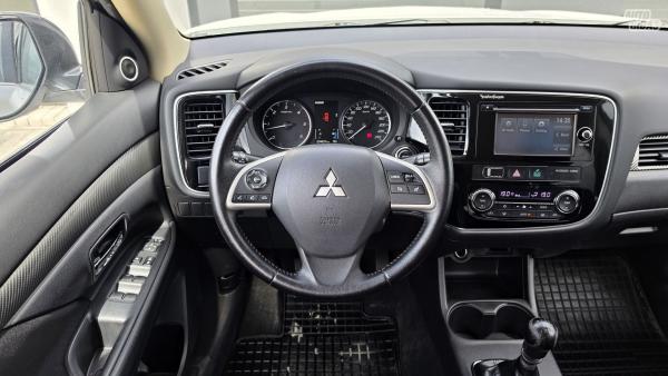 White Mitsubishi Outlander 2014 in Vilnius, with an engine capacity of 2.20 L and mileage of 225 thousand km for 6650 €, photo 5 on AUTOMOTO.COM.LV