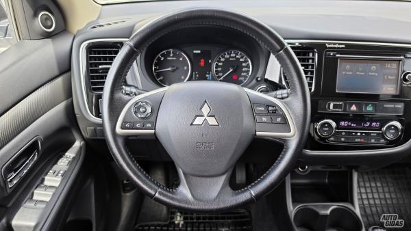 White Mitsubishi Outlander 2014 in Vilnius, with an engine capacity of 2.20 L and mileage of 225 thousand km for 6650 €, photo 6 on AUTOMOTO.COM.LV
