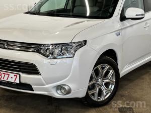 White Mitsubishi Outlander 2014 in Jurmala, with an engine capacity of 2.00 L and mileage of 177 thousand km for 10995 €, photo 3 on AUTOMOTO.COM.LV