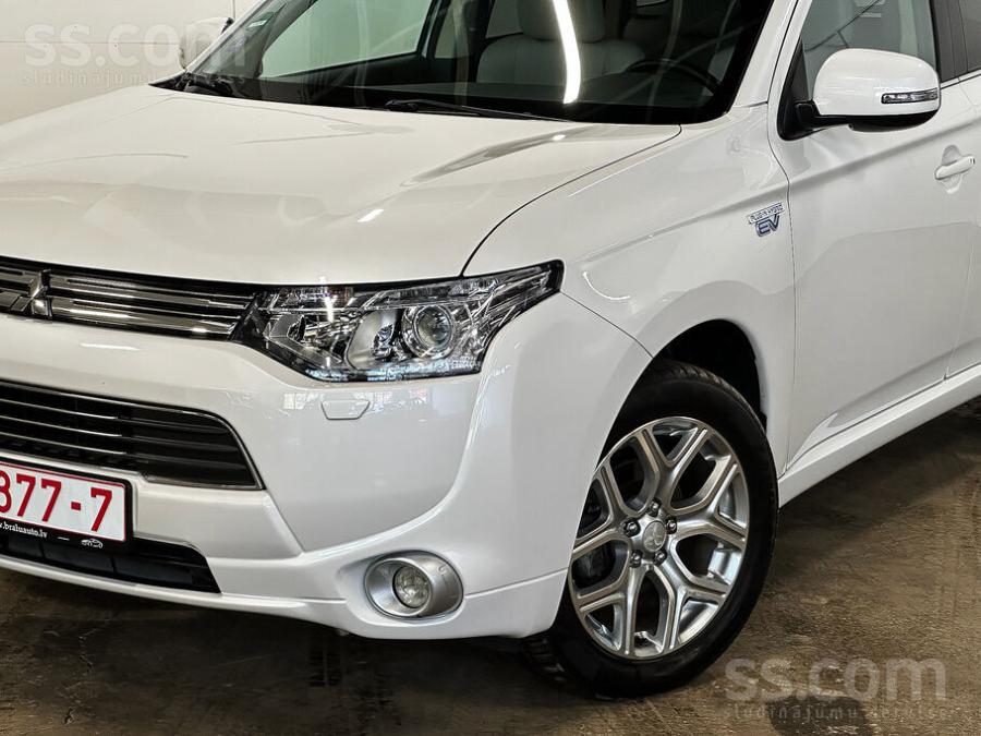 White Mitsubishi Outlander 2014 in Jurmala, with an engine capacity of 2.00 L and mileage of 177 thousand km for 10995 €, photo 3 on AUTOMOTO.COM.LV