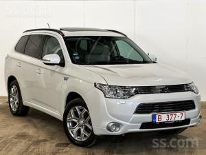 White Mitsubishi Outlander 2014 in Jurmala, with an engine capacity of 2.00 L and mileage of 177 thousand km for 10995 €, photo 4 on AUTOMOTO.COM.LV