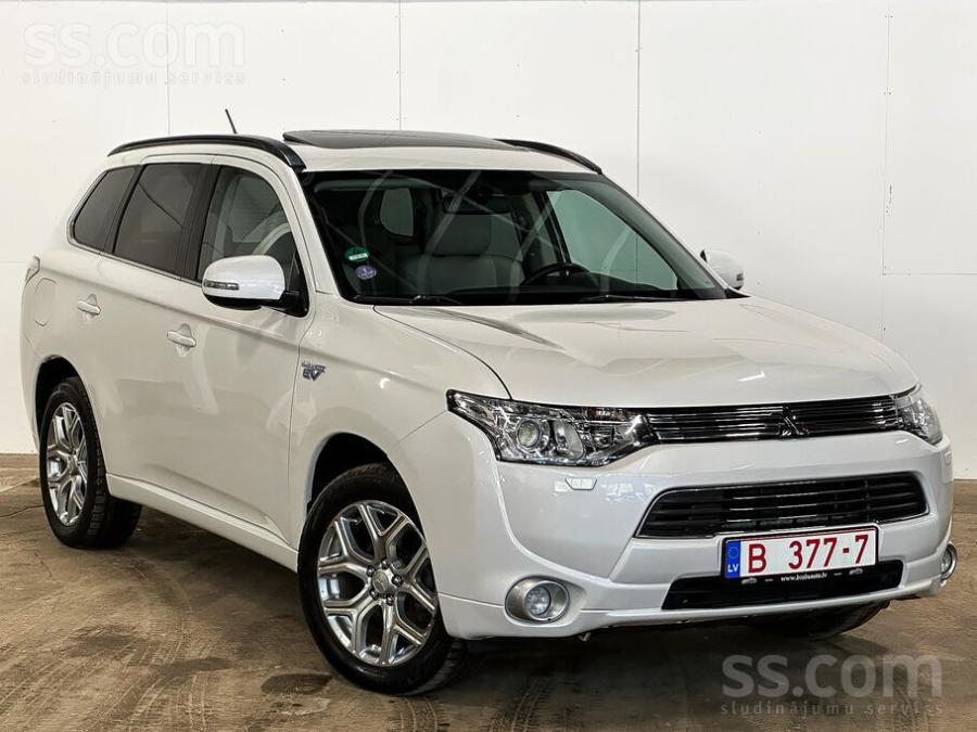 White Mitsubishi Outlander 2014 in Jurmala, with an engine capacity of 2.00 L and mileage of 177 thousand km for 10995 €, photo 4 on AUTOMOTO.COM.LV