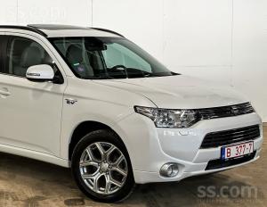 White Mitsubishi Outlander 2014 in Jurmala, with an engine capacity of 2.00 L and mileage of 177 thousand km for 10995 €, photo 5 on AUTOMOTO.COM.LV