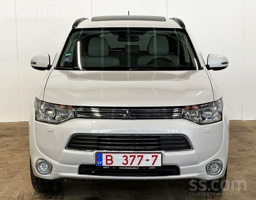 White Mitsubishi Outlander 2014 in Jurmala, with an engine capacity of 2.00 L and mileage of 177 thousand km for 10995 €, photo 6 on AUTOMOTO.COM.LV