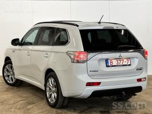 White Mitsubishi Outlander 2014 in Jurmala, with an engine capacity of 2.00 L and mileage of 177 thousand km for 10995 €, photo 8 on AUTOMOTO.COM.LV