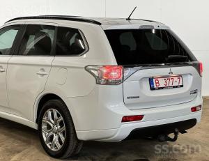 White Mitsubishi Outlander 2014 in Jurmala, with an engine capacity of 2.00 L and mileage of 177 thousand km for 10995 €, photo 9 on AUTOMOTO.COM.LV