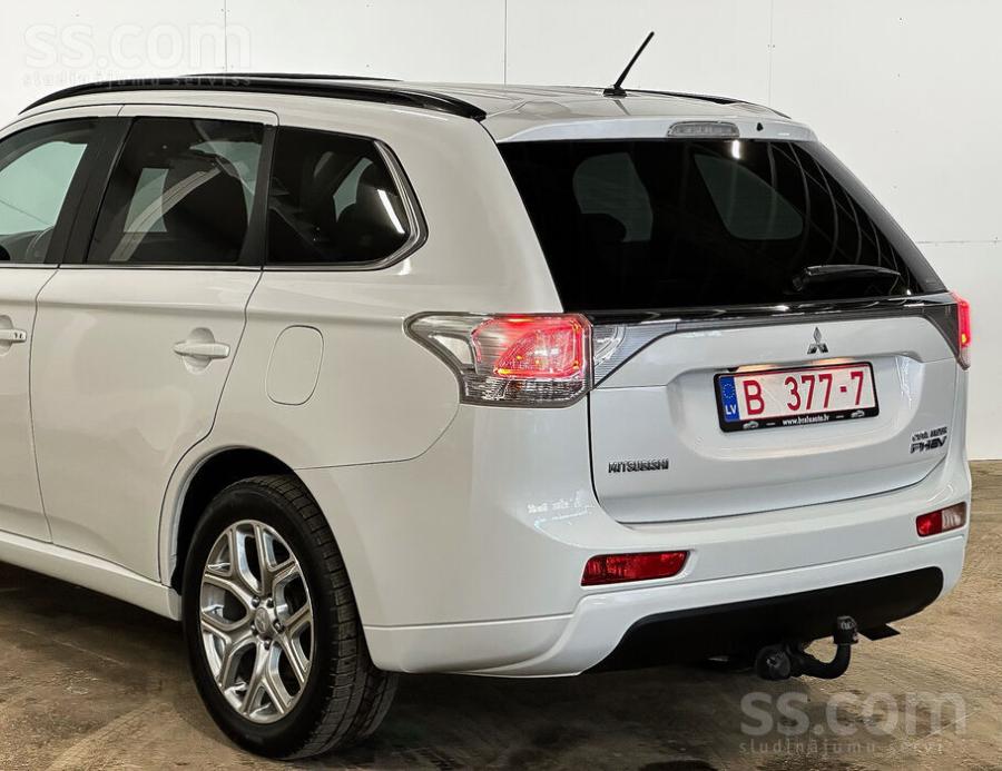 White Mitsubishi Outlander 2014 in Jurmala, with an engine capacity of 2.00 L and mileage of 177 thousand km for 10995 €, photo 9 on AUTOMOTO.COM.LV