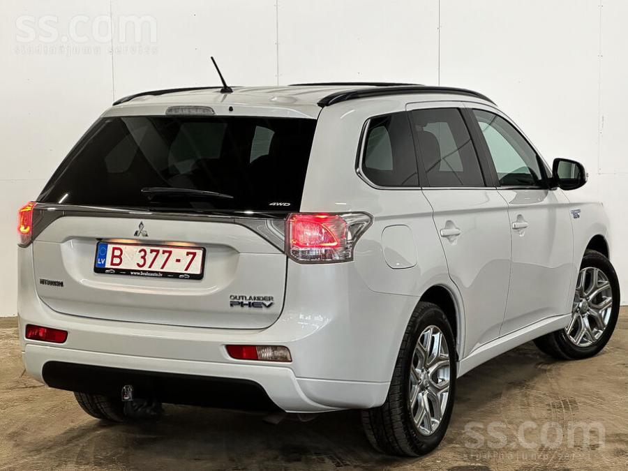 White Mitsubishi Outlander 2014 in Jurmala, with an engine capacity of 2.00 L and mileage of 177 thousand km for 10995 €, photo 10 on AUTOMOTO.COM.LV
