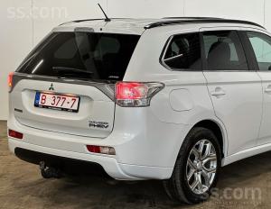 White Mitsubishi Outlander 2014 in Jurmala, with an engine capacity of 2.00 L and mileage of 177 thousand km for 10995 €, photo 11 on AUTOMOTO.COM.LV