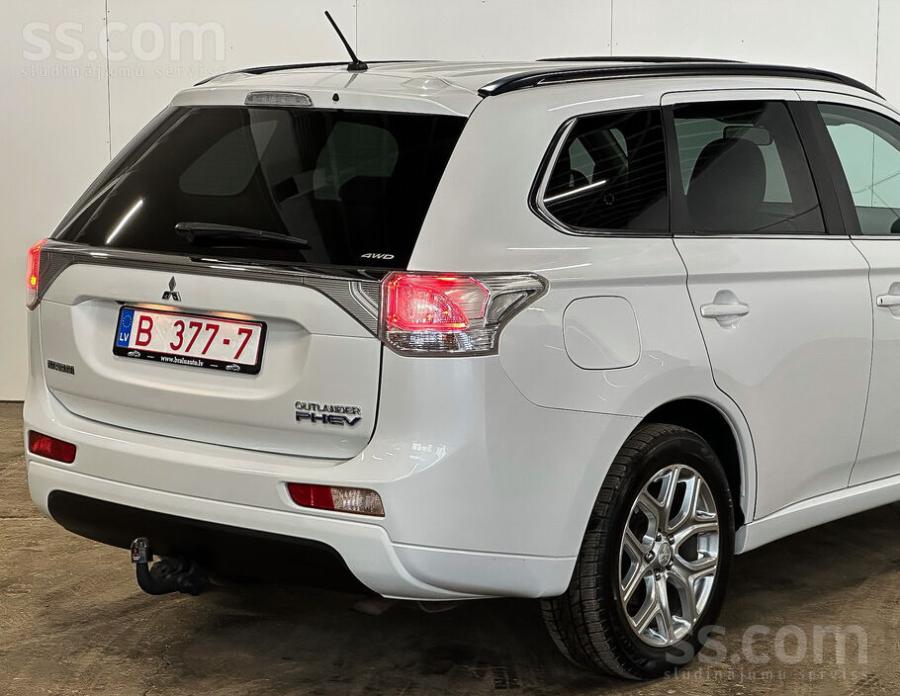 White Mitsubishi Outlander 2014 in Jurmala, with an engine capacity of 2.00 L and mileage of 177 thousand km for 10995 €, photo 11 on AUTOMOTO.COM.LV