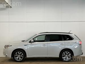 White Mitsubishi Outlander 2014 in Jurmala, with an engine capacity of 2.00 L and mileage of 177 thousand km for 10995 €, photo 13 on AUTOMOTO.COM.LV