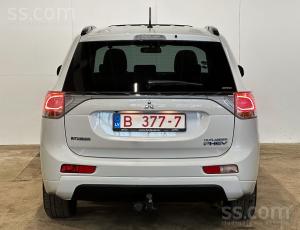 White Mitsubishi Outlander 2014 in Jurmala, with an engine capacity of 2.00 L and mileage of 177 thousand km for 10995 €, photo 14 on AUTOMOTO.COM.LV