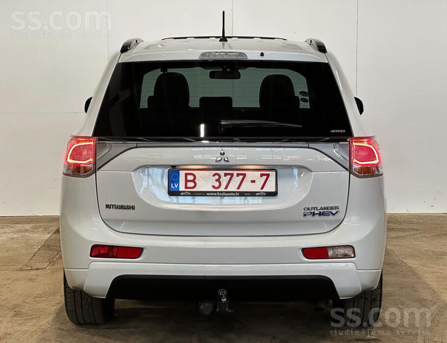 White Mitsubishi Outlander 2014 in Jurmala, with an engine capacity of 2.00 L and mileage of 177 thousand km for 10995 €, photo 14 on AUTOMOTO.COM.LV