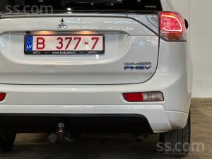 White Mitsubishi Outlander 2014 in Jurmala, with an engine capacity of 2.00 L and mileage of 177 thousand km for 10995 €, photo 15 on AUTOMOTO.COM.LV