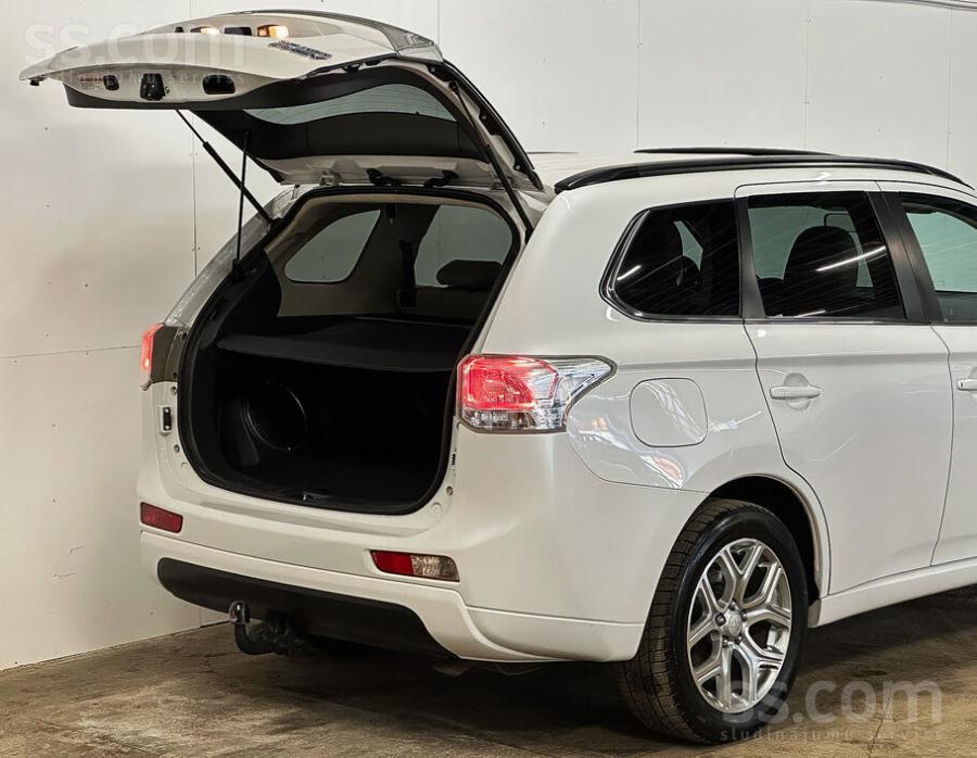 White Mitsubishi Outlander 2014 in Jurmala, with an engine capacity of 2.00 L and mileage of 177 thousand km for 10995 €, photo 16 on AUTOMOTO.COM.LV