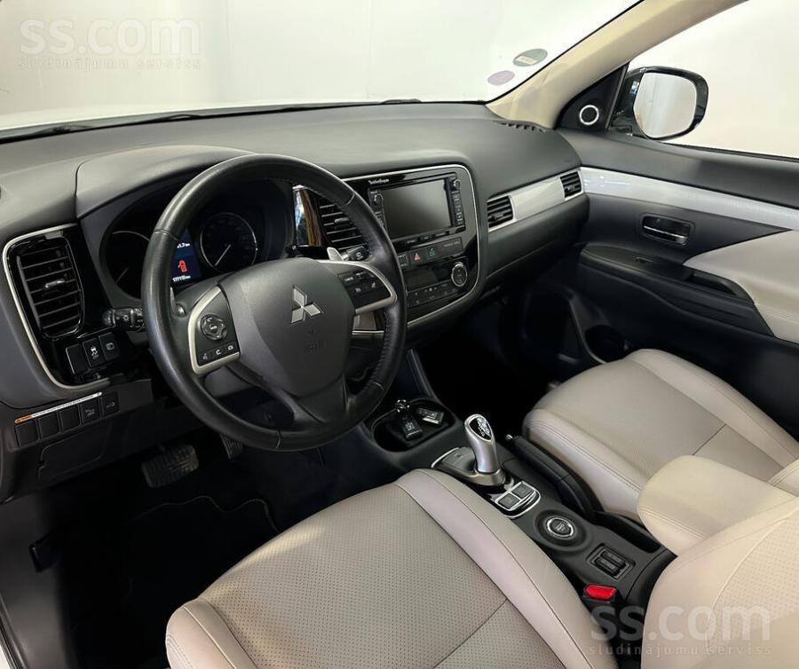 White Mitsubishi Outlander 2014 in Jurmala, with an engine capacity of 2.00 L and mileage of 177 thousand km for 10995 €, photo 18 on AUTOMOTO.COM.LV