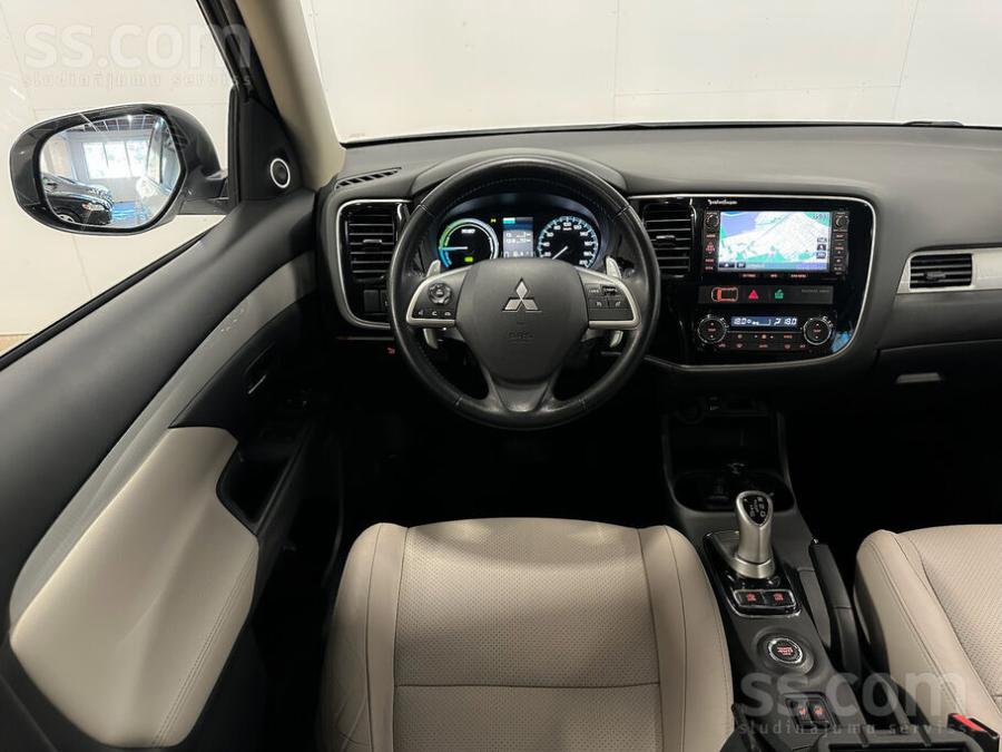 White Mitsubishi Outlander 2014 in Jurmala, with an engine capacity of 2.00 L and mileage of 177 thousand km for 10995 €, photo 19 on AUTOMOTO.COM.LV