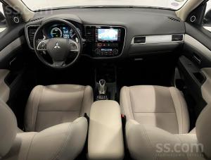 White Mitsubishi Outlander 2014 in Jurmala, with an engine capacity of 2.00 L and mileage of 177 thousand km for 10995 €, photo 20 on AUTOMOTO.COM.LV