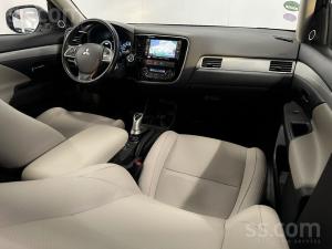 White Mitsubishi Outlander 2014 in Jurmala, with an engine capacity of 2.00 L and mileage of 177 thousand km for 10995 €, photo 21 on AUTOMOTO.COM.LV