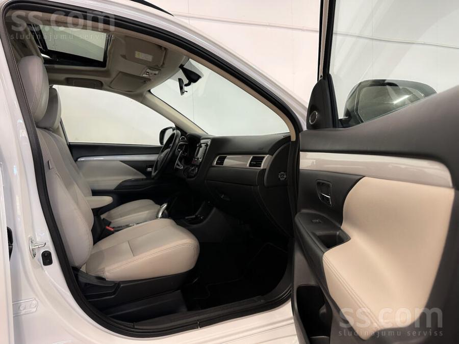 White Mitsubishi Outlander 2014 in Jurmala, with an engine capacity of 2.00 L and mileage of 177 thousand km for 10995 €, photo 22 on AUTOMOTO.COM.LV