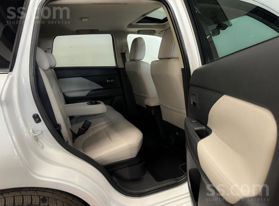 White Mitsubishi Outlander 2014 in Jurmala, with an engine capacity of 2.00 L and mileage of 177 thousand km for 10995 €, photo 23 on AUTOMOTO.COM.LV